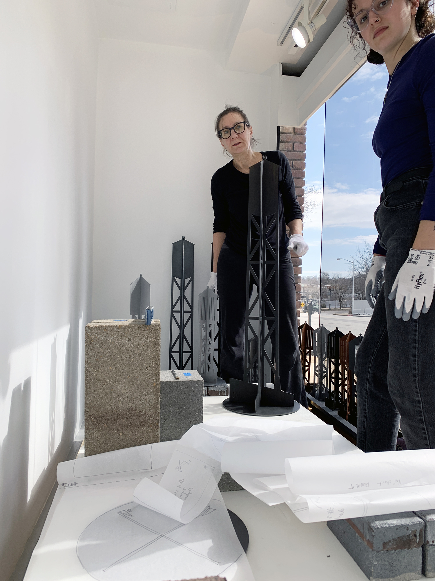 Christina Shmigel installing her sculptures – GOOD ART NEWS