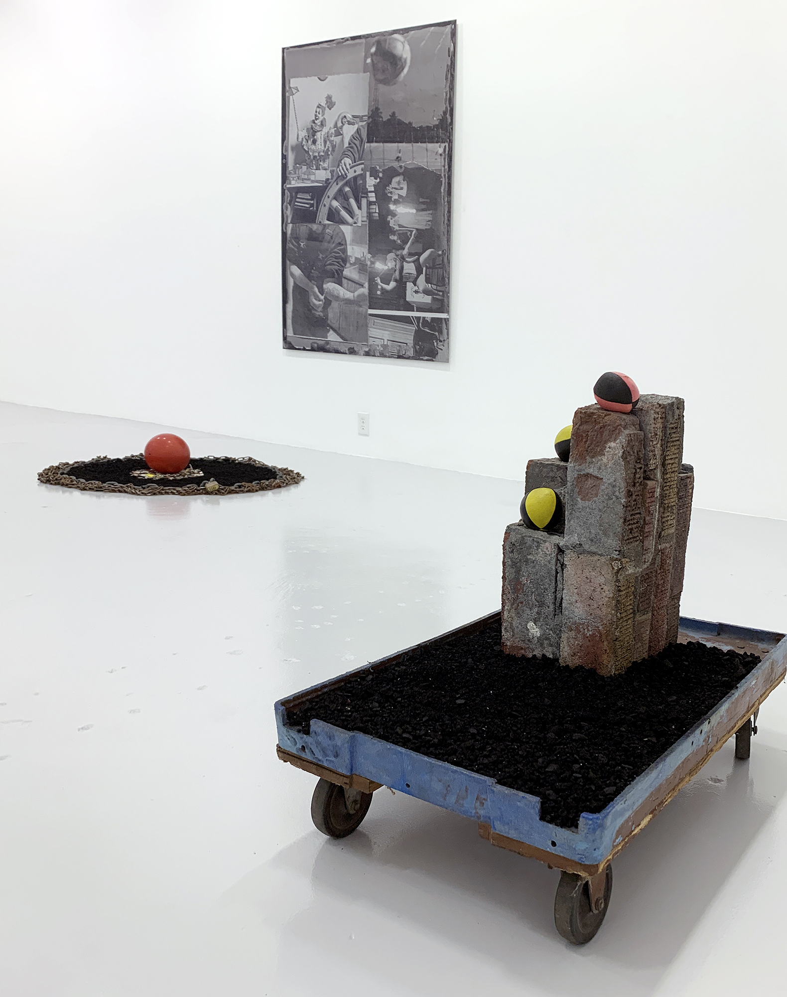 Installation of Michael Byron’s exhibition – GOOD ART NEWS